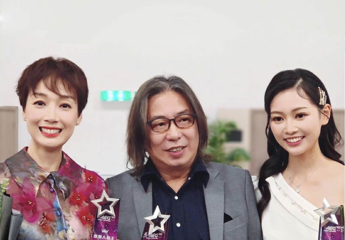 TVB's sweet beauty goddess took a photo with Wang Jiaer and became a fan girl in seconds - iNEWS