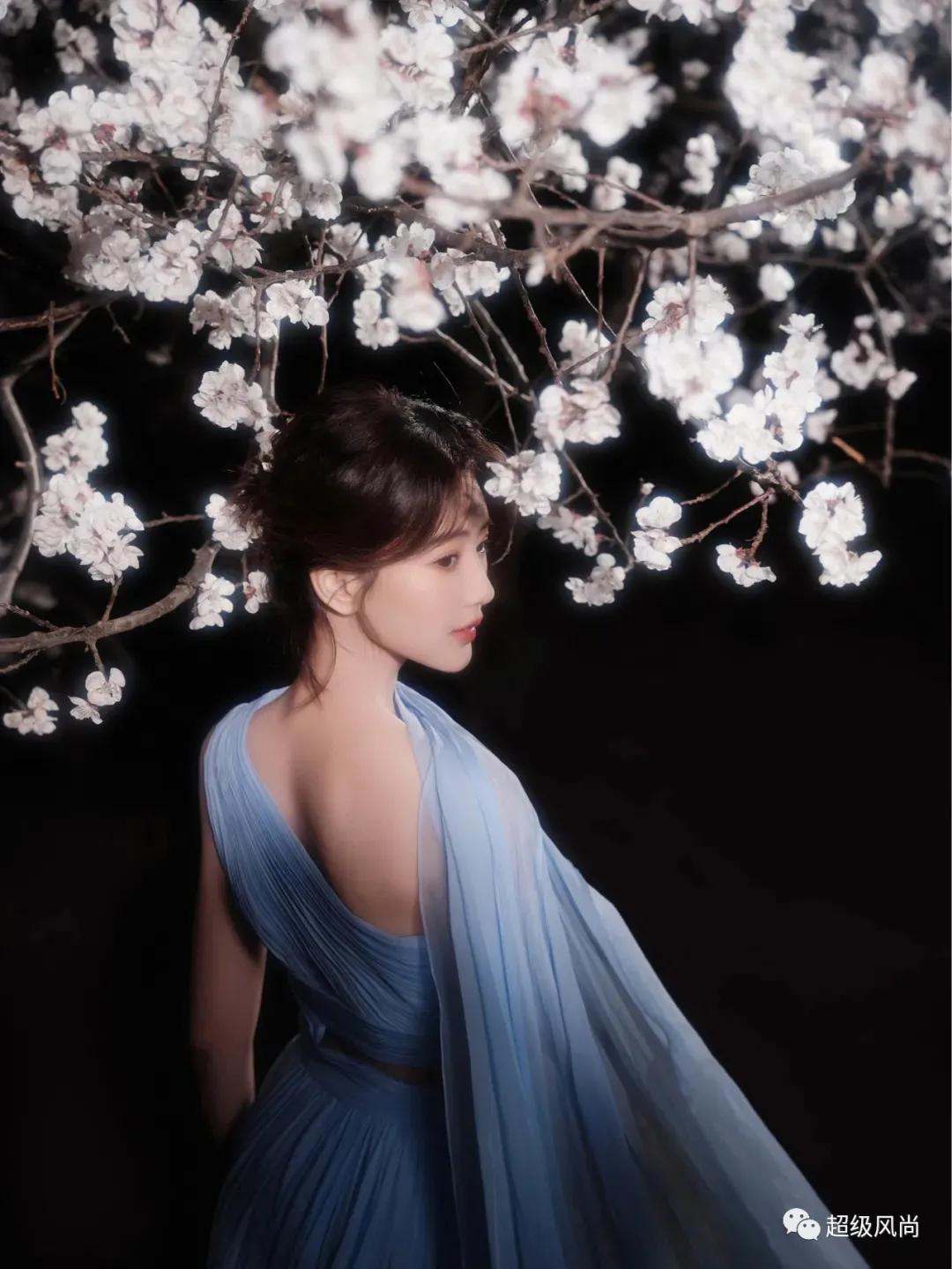 Mao Xiaotong's elegant and intellectual blue dress - iNEWS