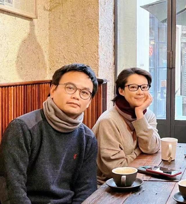 Passers-by take pictures of Yuan Li, who is really different from a ...