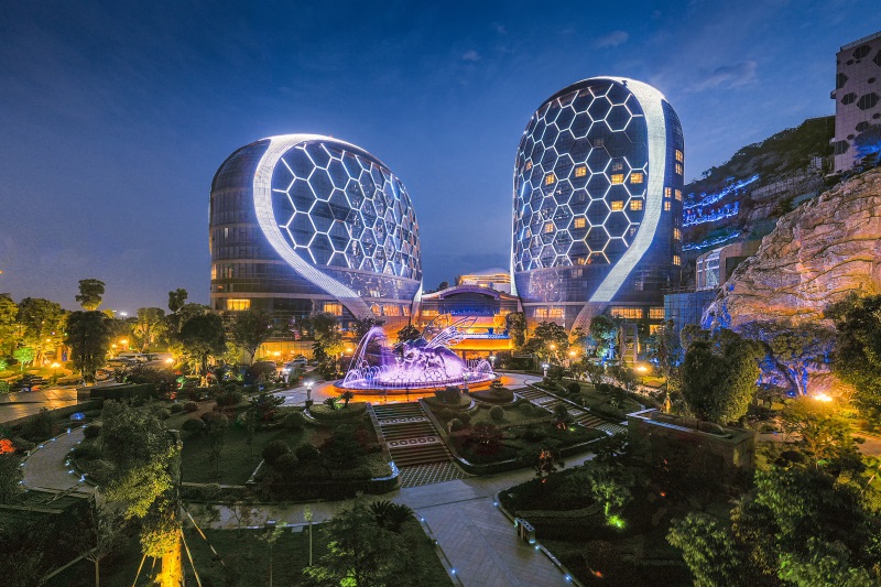 Why are modern people fascinated by the "deep pit hotel" - iNEWS