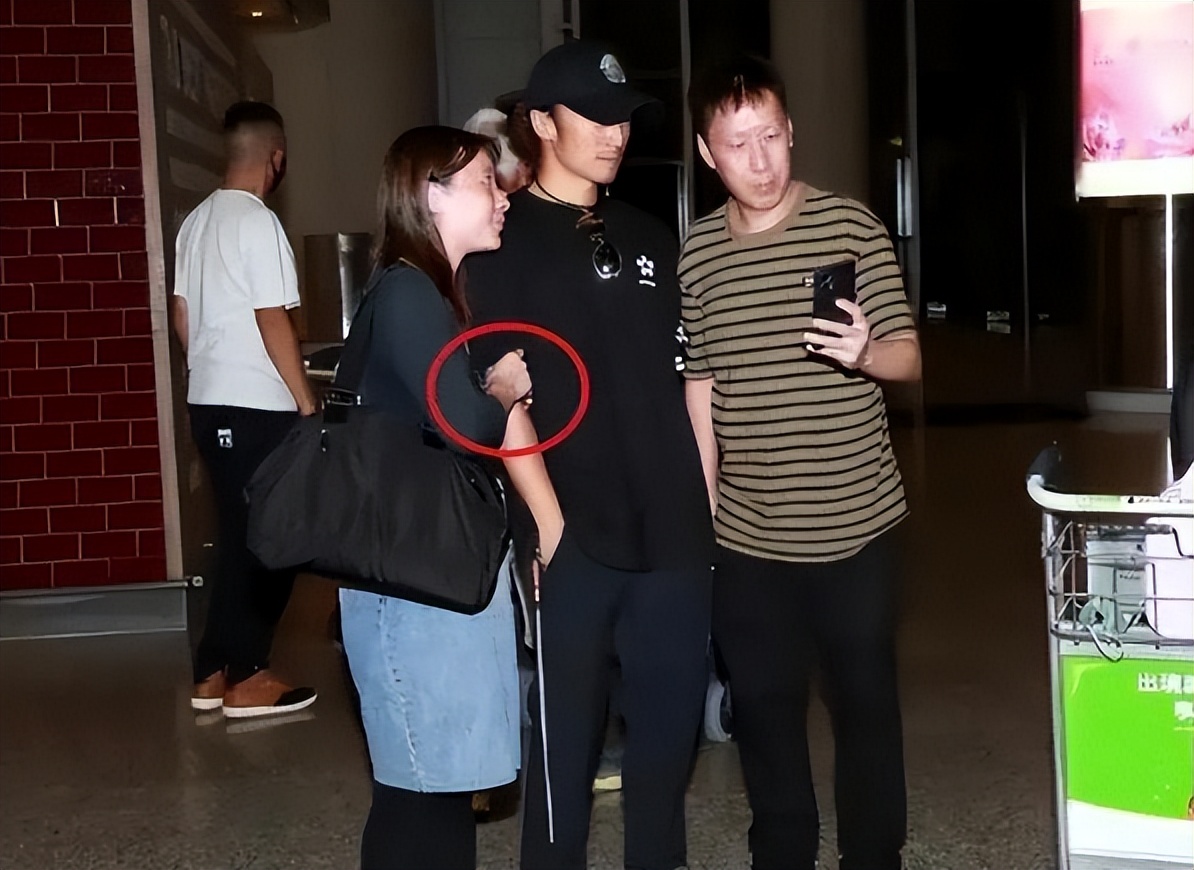 Nicholas Tse returned to Hong Kong with his 16-year-old eldest son, and ...