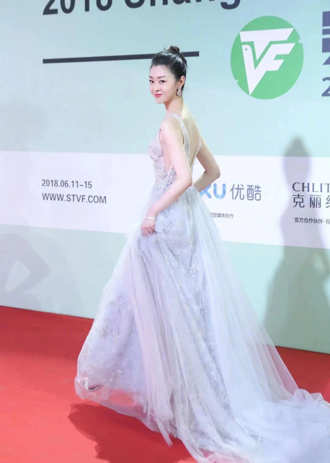 Song Yi's "belly pocket" outfit isn't just an eye-catching fashion ...