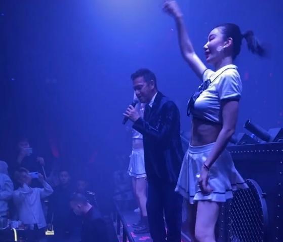The actor and Luo Dahua sang in a bar in Jiaxing. It was incredible ...