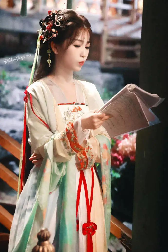 Yu Shuxin looks in ancient costume! Ruan Meng cute pouting mouth ...