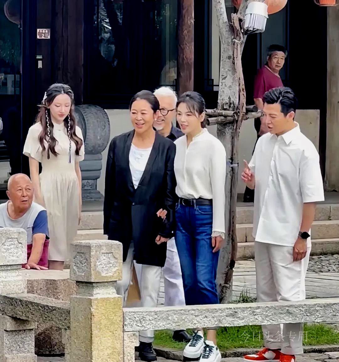 Ni Ping was photographed on the street, not exquisite but revealing her ...