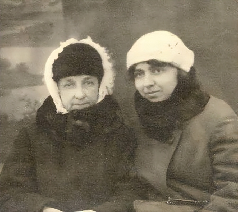 283. She is an expert on the "December Uprising" - iMedia