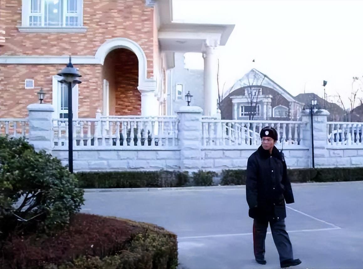 Hou Yaowen's cemetery cost 7 million yuan, Guo Degang led the crowd to ...