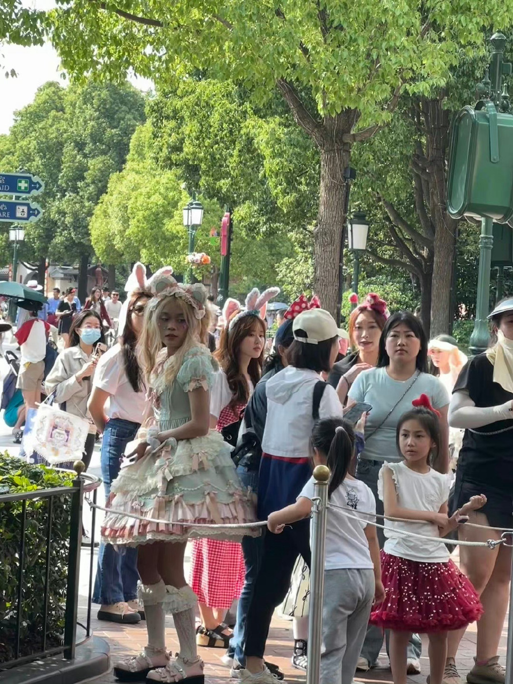 Zhao Lusi's smile is so seductive, wearing a pink plaid skirt and ...