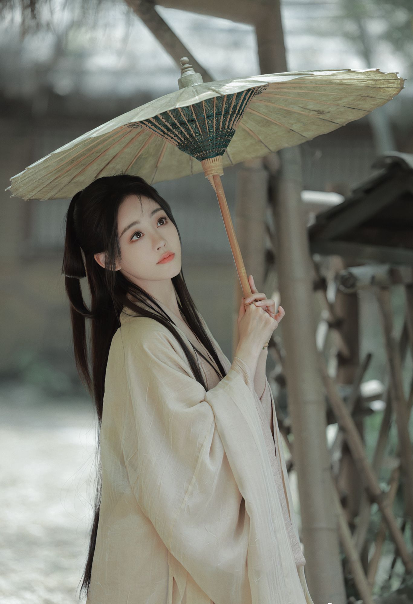 Zhu Xudan's Hanfu paper umbrella fairy spirit fluttering photo - iMedia