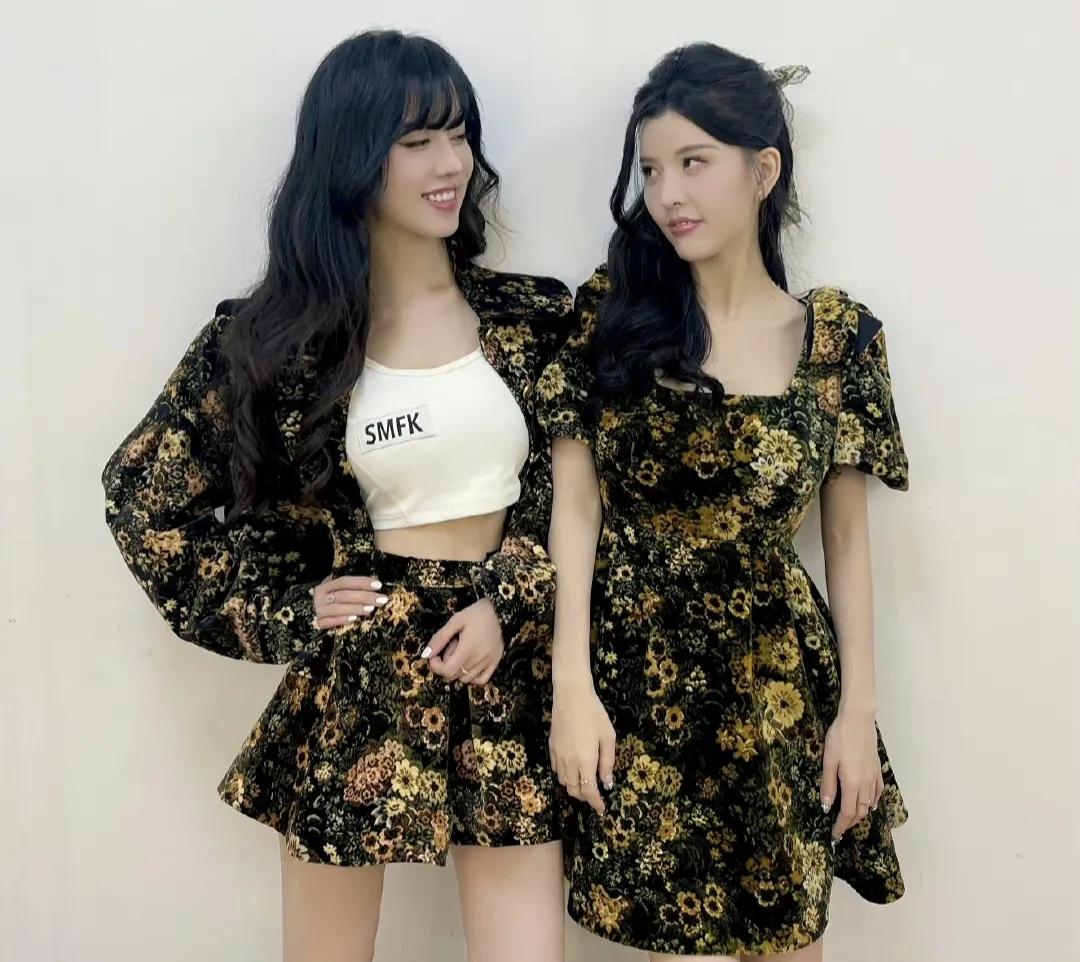 By2 singing group two sisters in a long skirt with broken leaves, enjoy ...