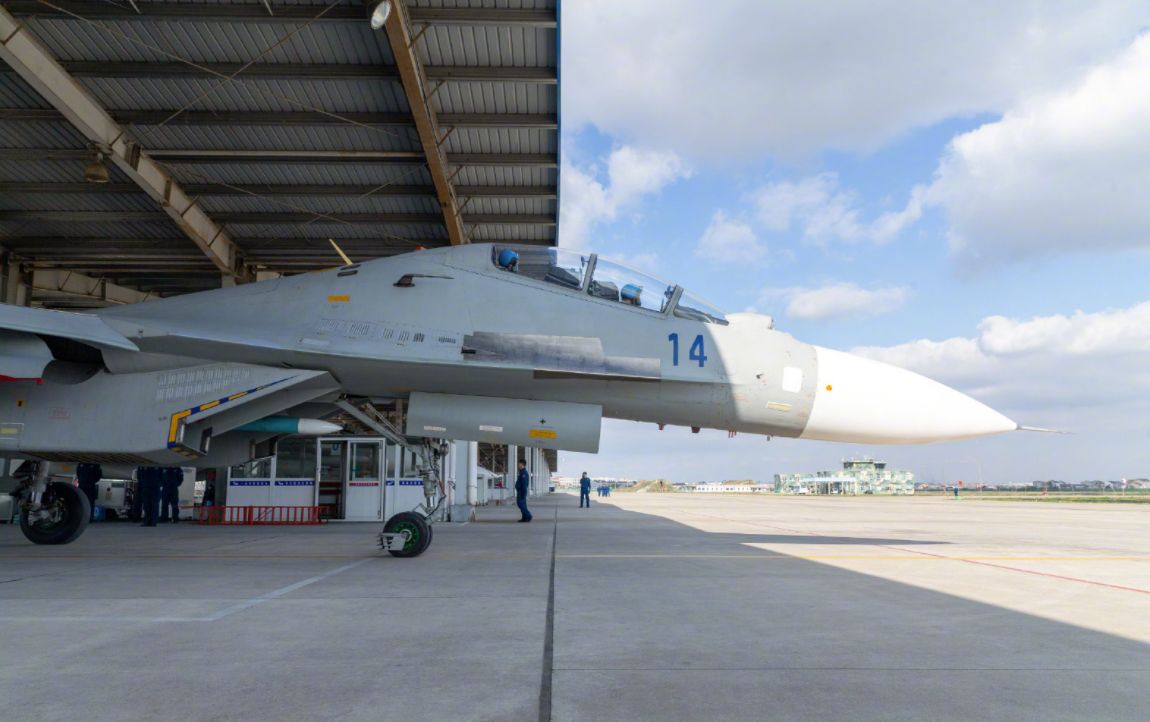 The distance is only 6 meters!The J-11 approached and drove away the U ...