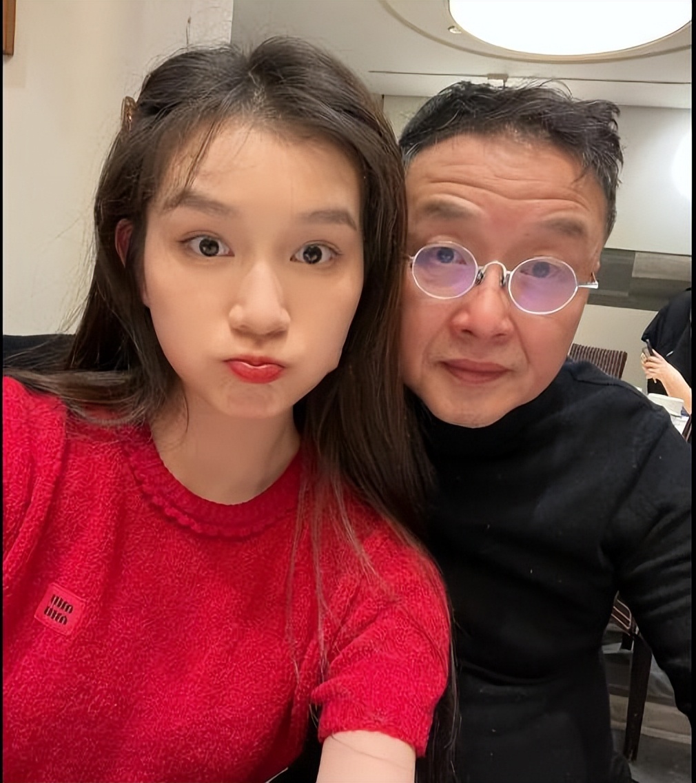 Ruan Ju posted beautiful photos of the sunset, and Chen Sicheng took ...