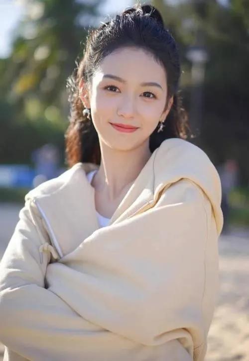 Zhou Ye and Zhang Jingyi, the same face, different temperament ...