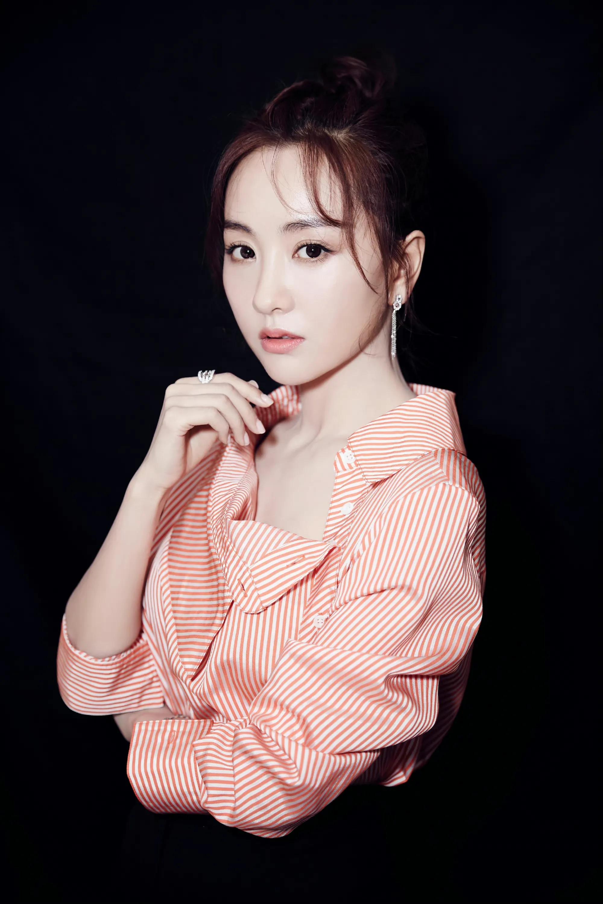 Beautiful picture of Yang Rong - iNEWS