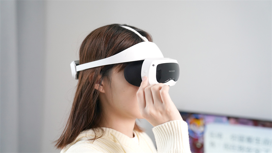 Thinner, lighter, wearable and flip-up Skyworth Pancake 1C VR all-in ...