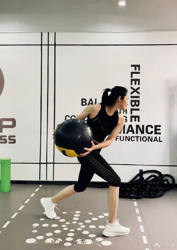 Yao Chen's gym exercise photos are enviable. The standard muscle lines ...
