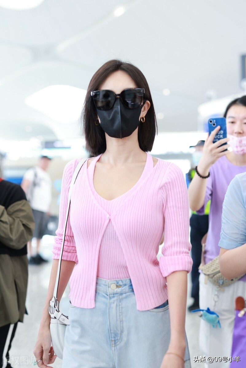 Li Tong appeared in Hangzhou Airport wearing a fashionable and ...