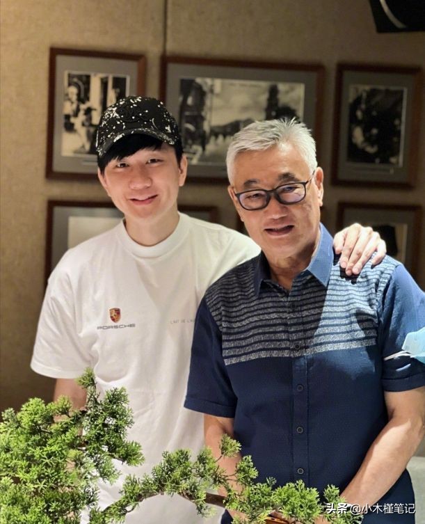 Lin Junjie celebrated his birthday with his father. The father and son rarely took a group photo ...