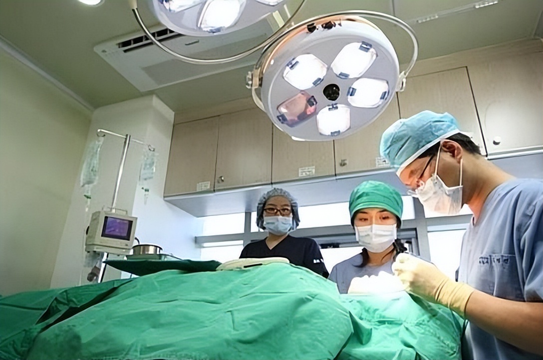 45-year-old full face plastic surgery: 90 days "cooked woman's face" to ...