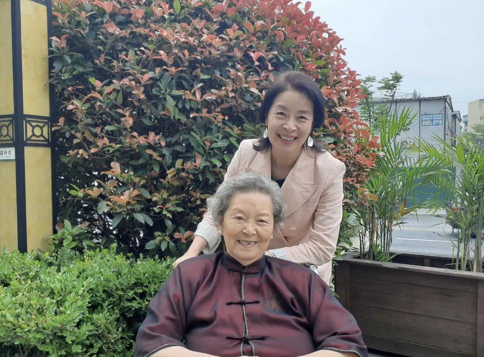 Actor Gu Yan returned to China to reunite with her mother, Zhou ...