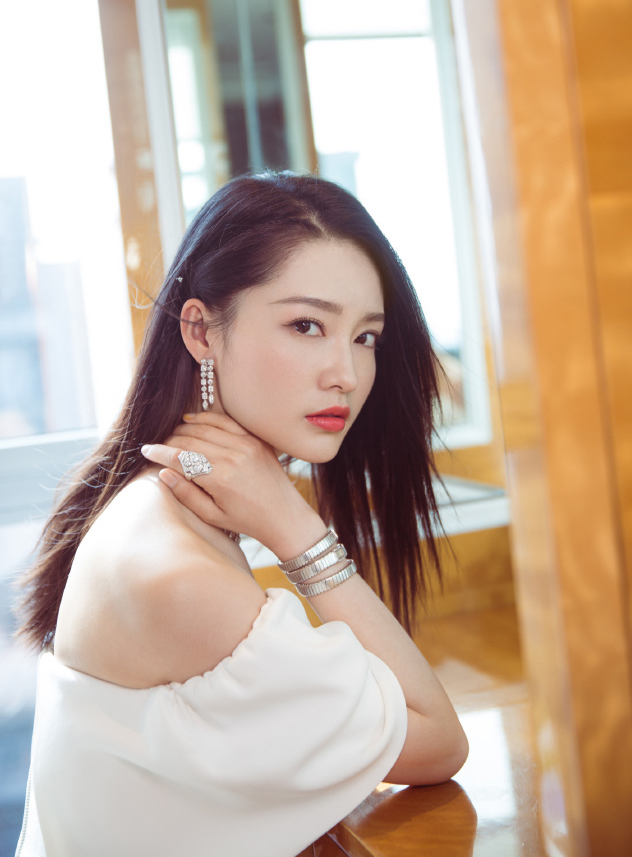 Li Qin, a beautiful Jiangnan beauty, delicate and graceful, with a ...