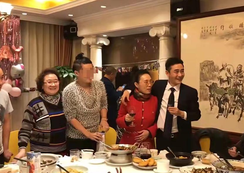 60-year-old Wu Qiong and her 15-year-old husband have a big banquet!For the daughter's adult ...