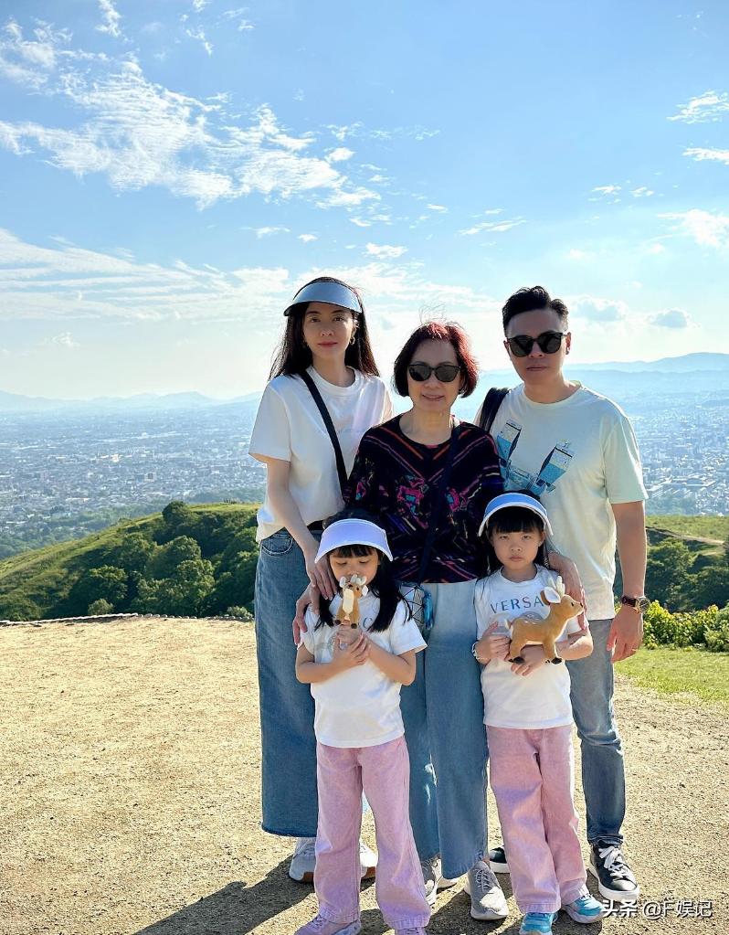 Xiong Dailin and Guo Kesong took their daughters on a trip to take a family portrait of three ...