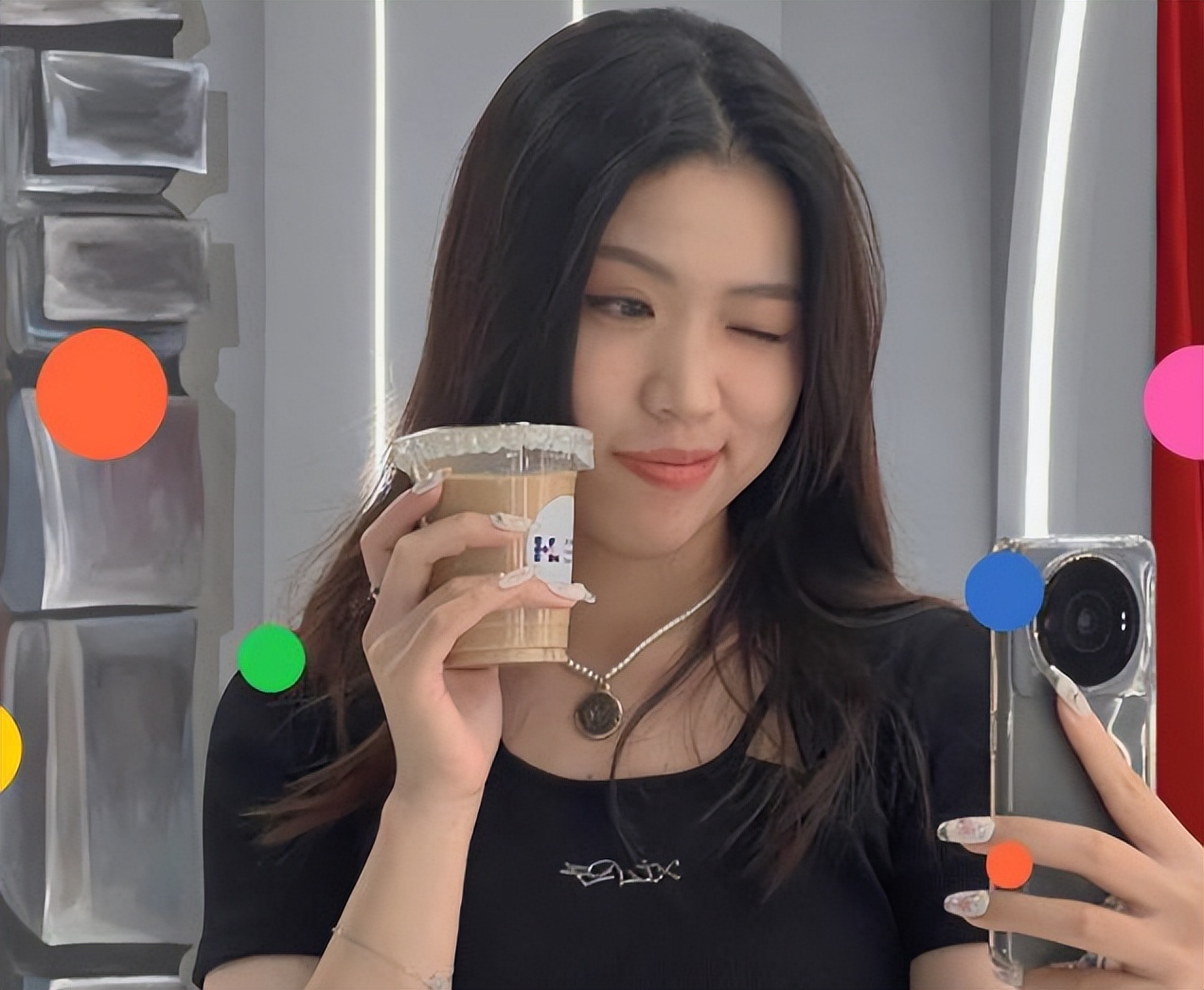 Yang Qian's update!With coffee in hand, his appearance has improved, and he went to Tsinghua ...