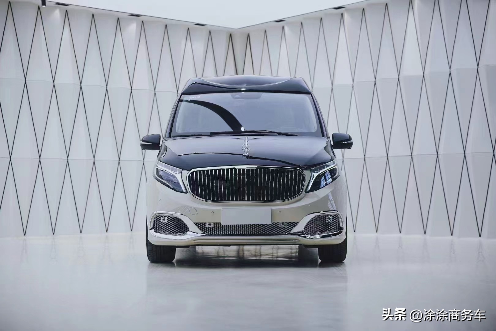 The Mercedes-Benz high-top Vito with two-color appearance and large ...