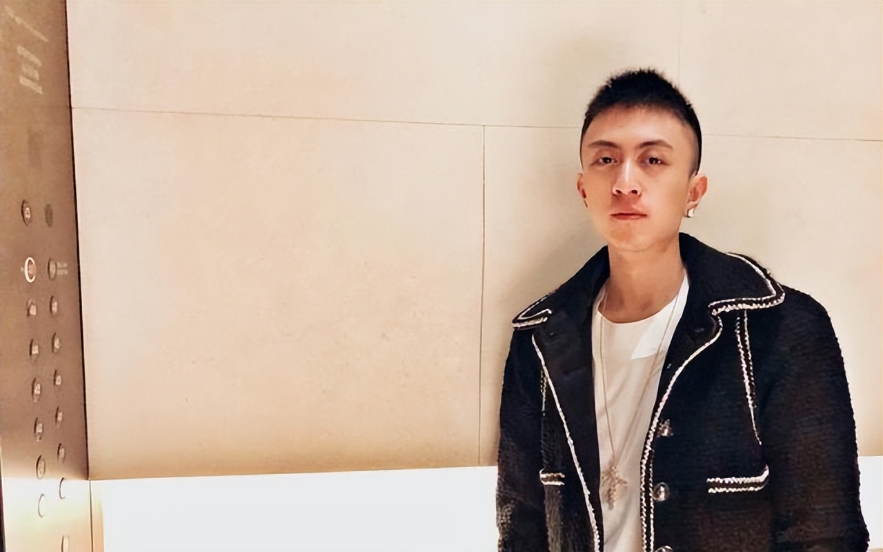 Qin Fen's mansion in Hong Kong was exposed, and he took a group photo ...