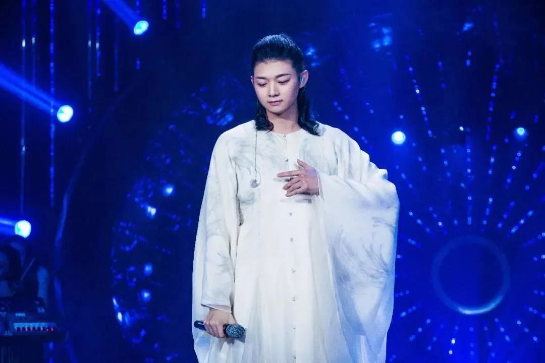 At the 2014 Spring Festival Gala, Huo Zun sang the popular "Rolling ...