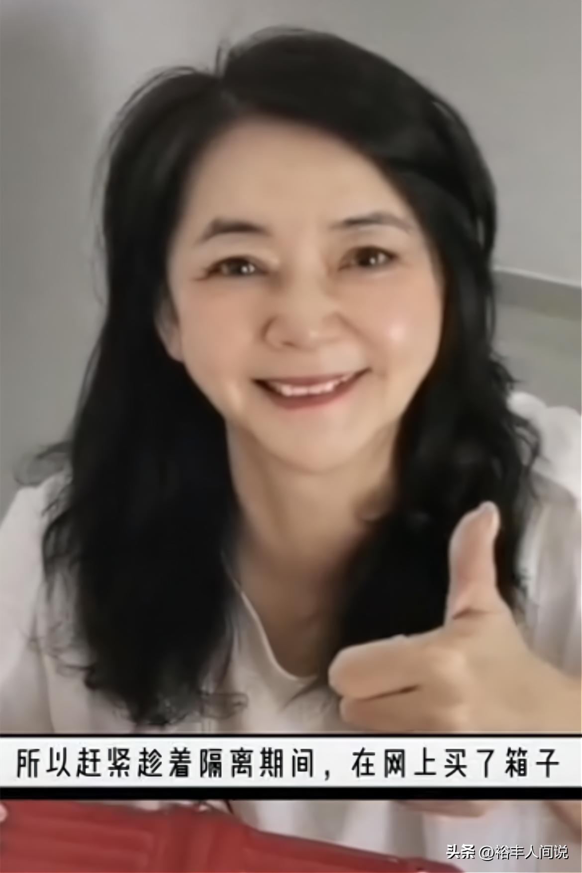 64-year-old Hu Huizhong appeared in Mount Lu, and blew kisses from Dai Shuo's big gem, dressed ...