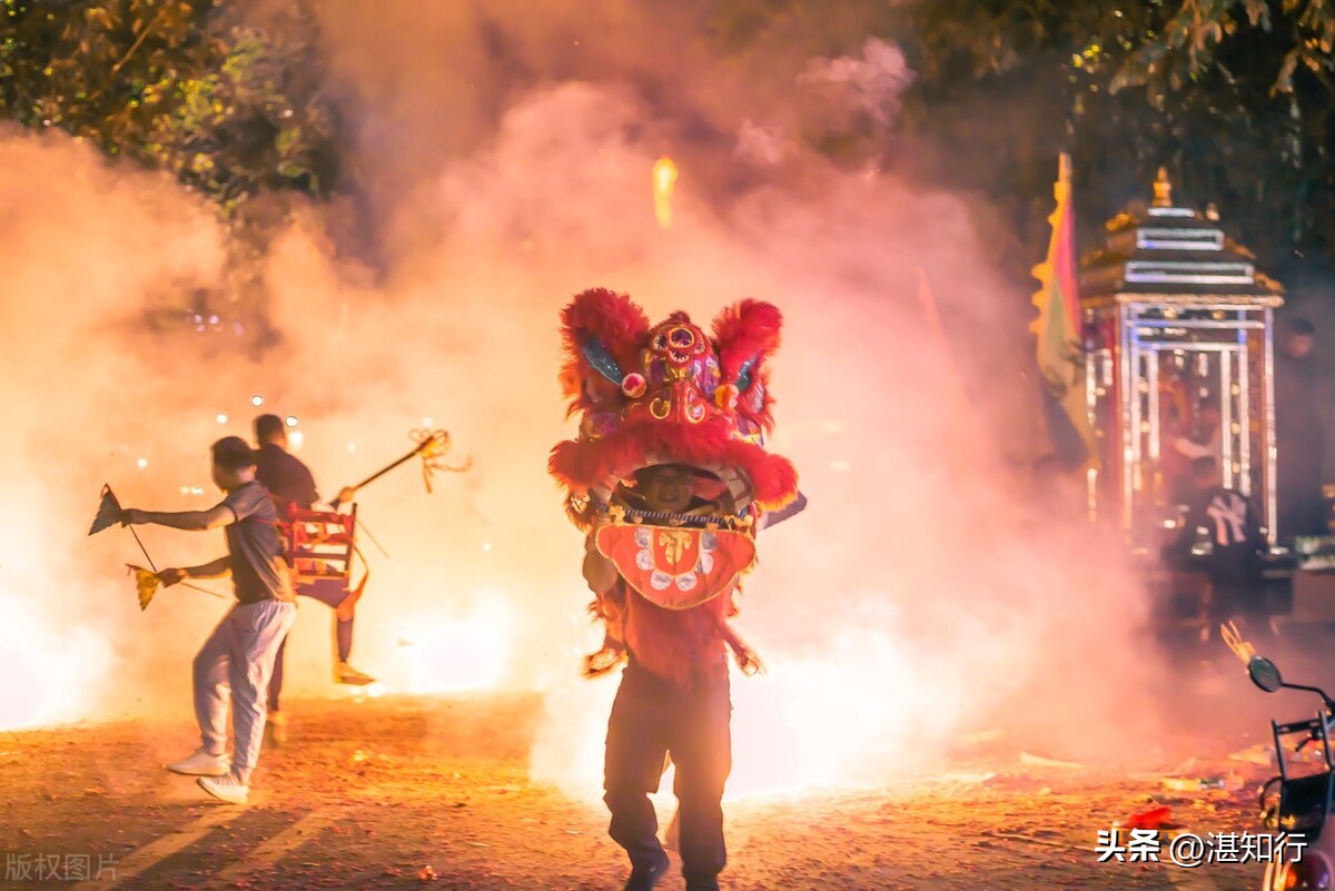 Tens of thousands of people make Lantern Festival - folk activities in ...