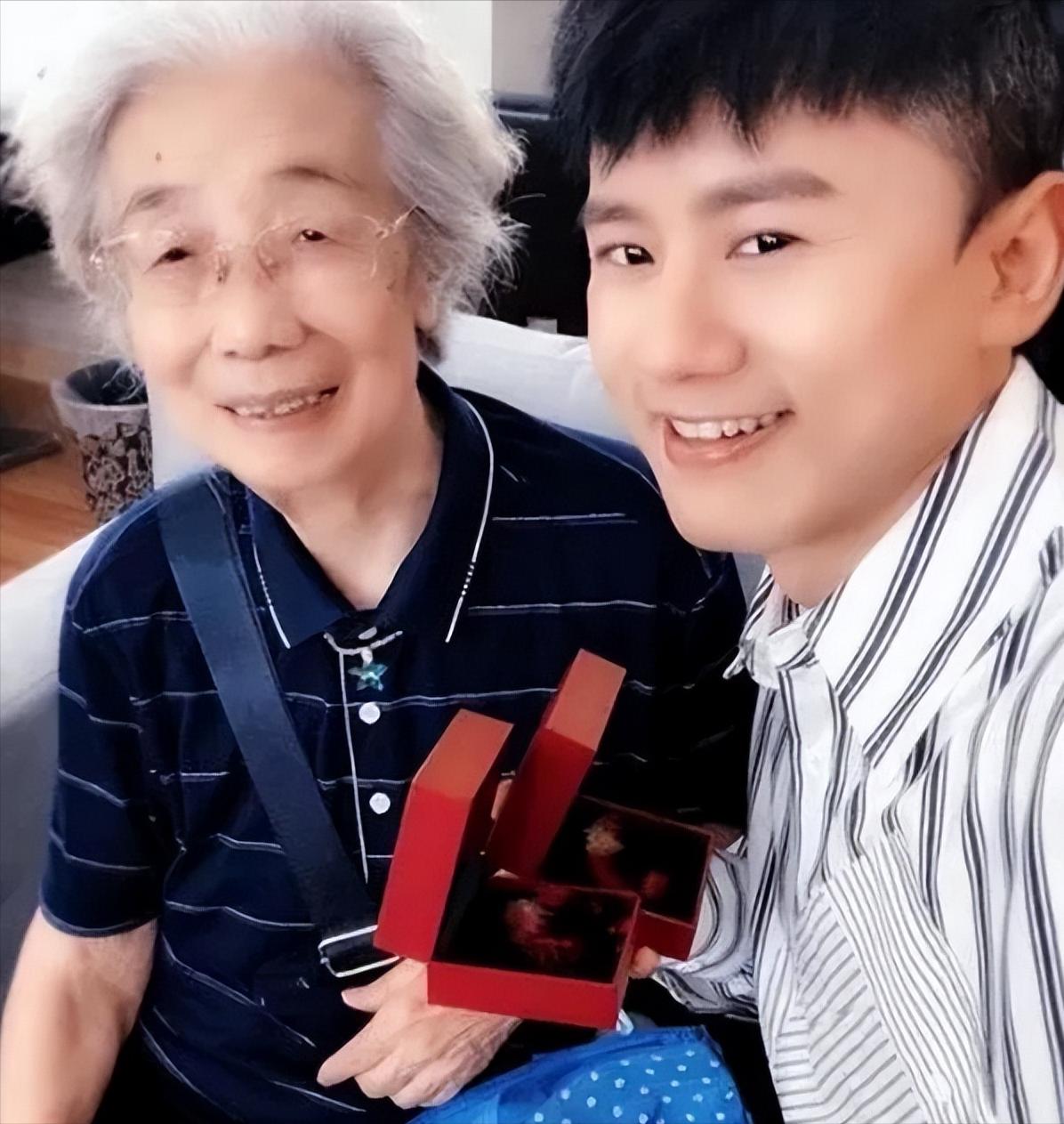 Grandma Peng, a big fan, passed away. Zhang Jie broke down and cried ...