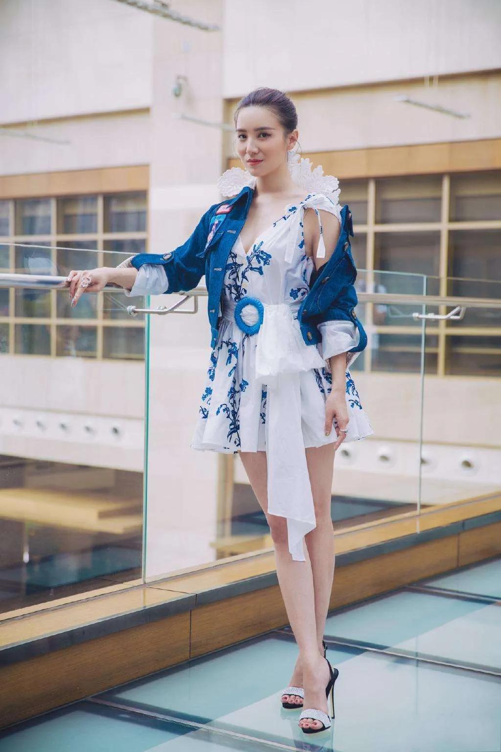 Song Jia: Slim body, elegant temperament - iNEWS