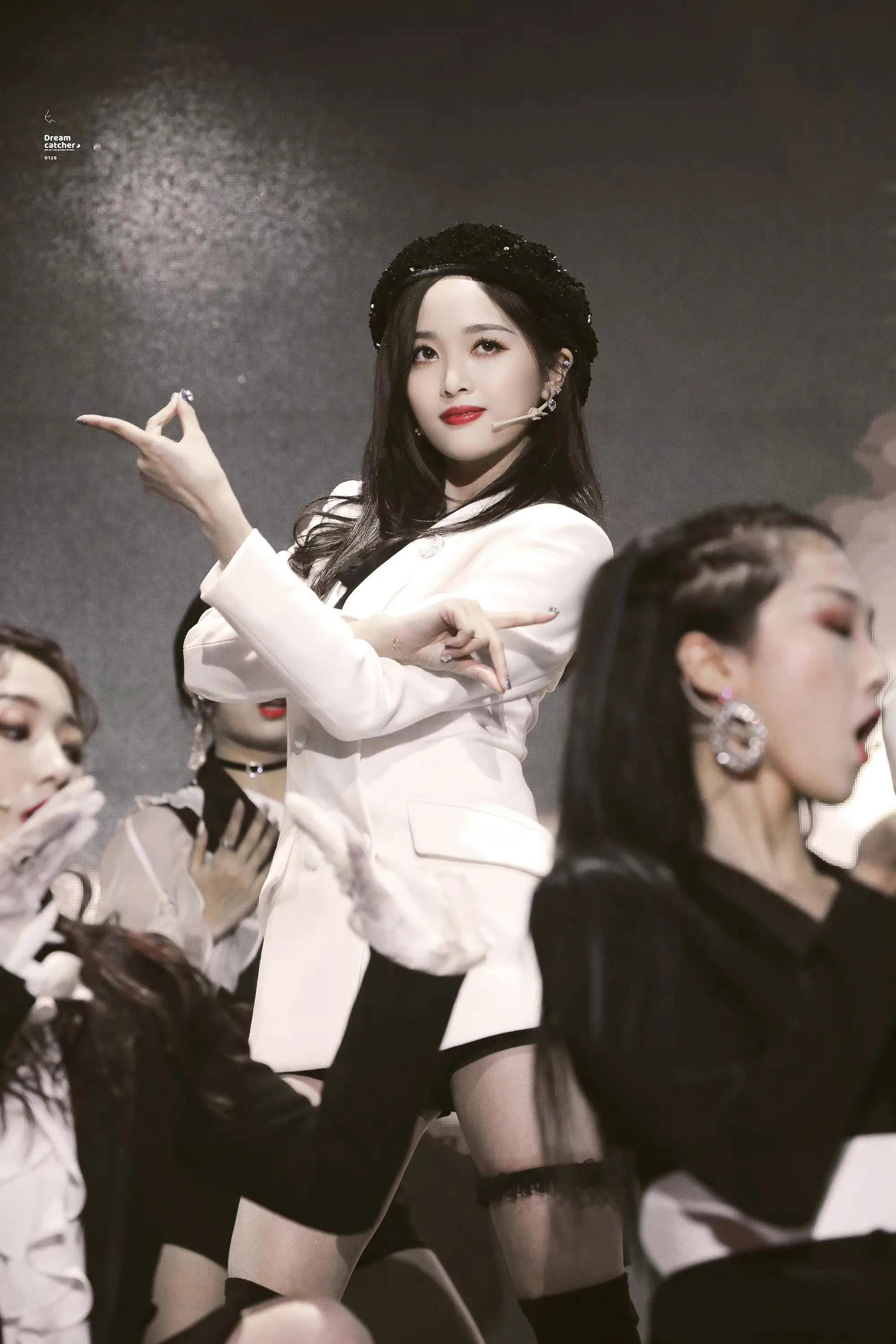 Wu Xuanyi's golden gradient diamond haute couture dress attended the ...