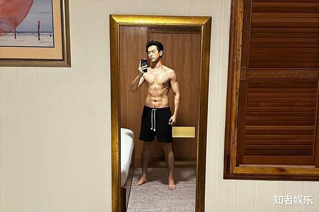 Li Xian showed off his abdominal muscles and couldn't hide his dilemma ...