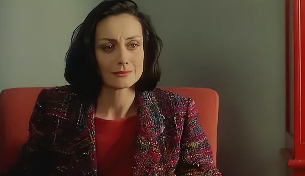 How to explore female identity, emotional needs and social pressure ...