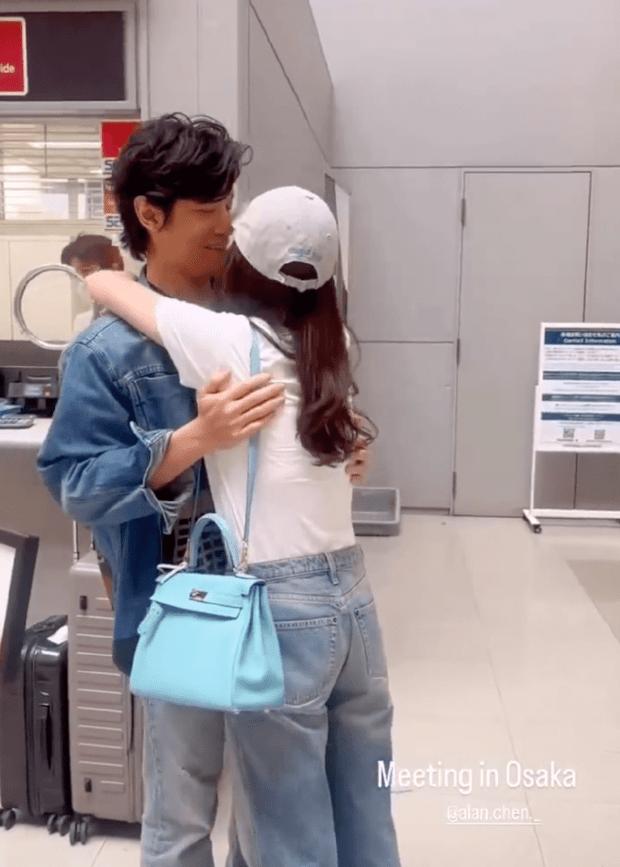Chen Qiaoen and her husband show affection at the airport - iMedia