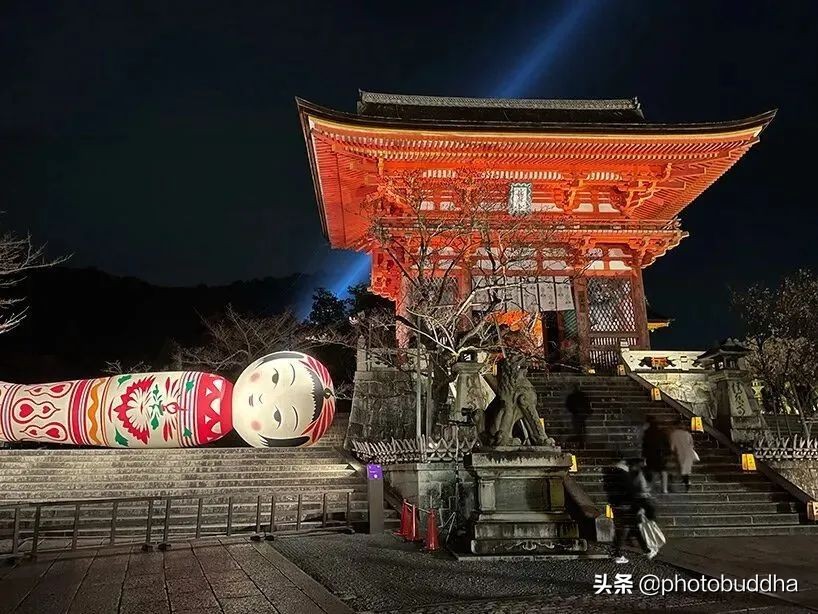 Giant inflatable dolls attack Kiyomizu Temple, and some "weird ...