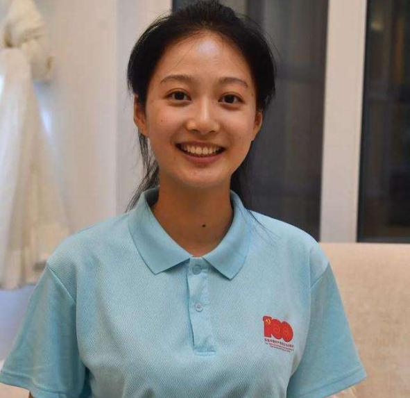 Feng Lin surprised everyone again, as the host of Dragon TV's New Year ...