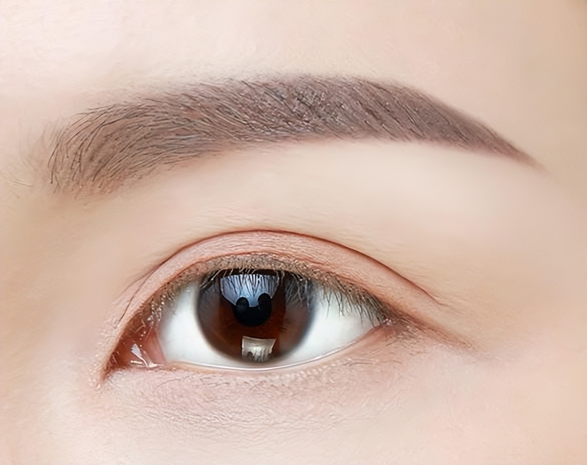 It turns out that the eye makeup is so beautiful with a touch of green ...