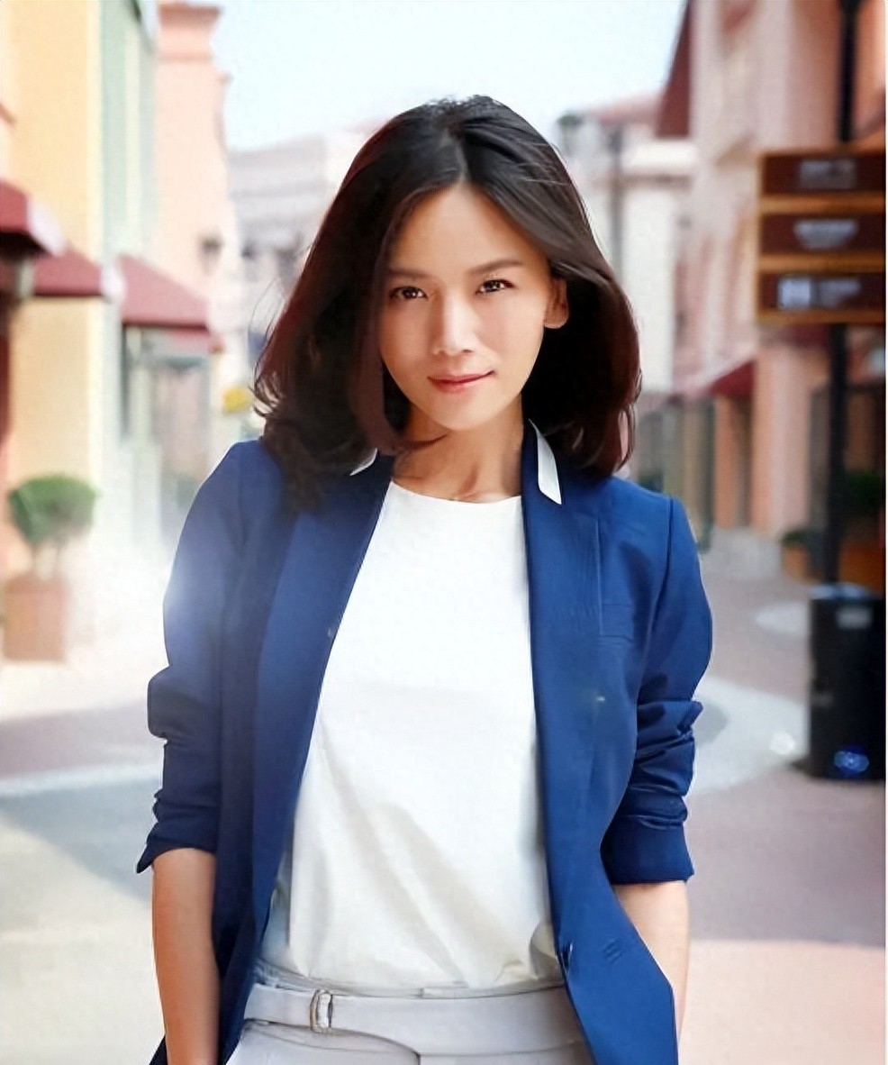 She is Chen Sicheng's ex-girlfriend. She looks like Liu Tao. She got ...
