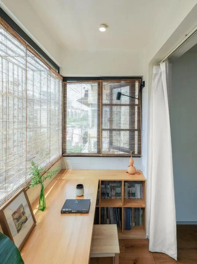 Transformed the balcony into a study, and a year later, I teared it ...