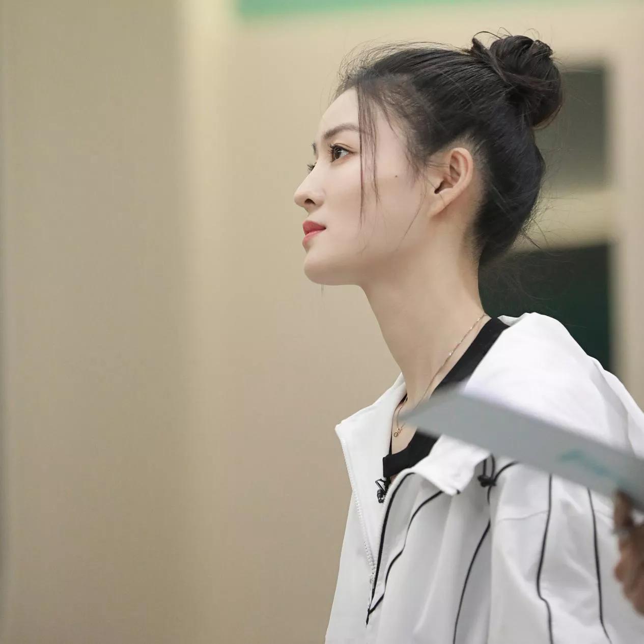 Wang Jiayu helps her sisters carry their luggage and works hard, which reminds people of her ...