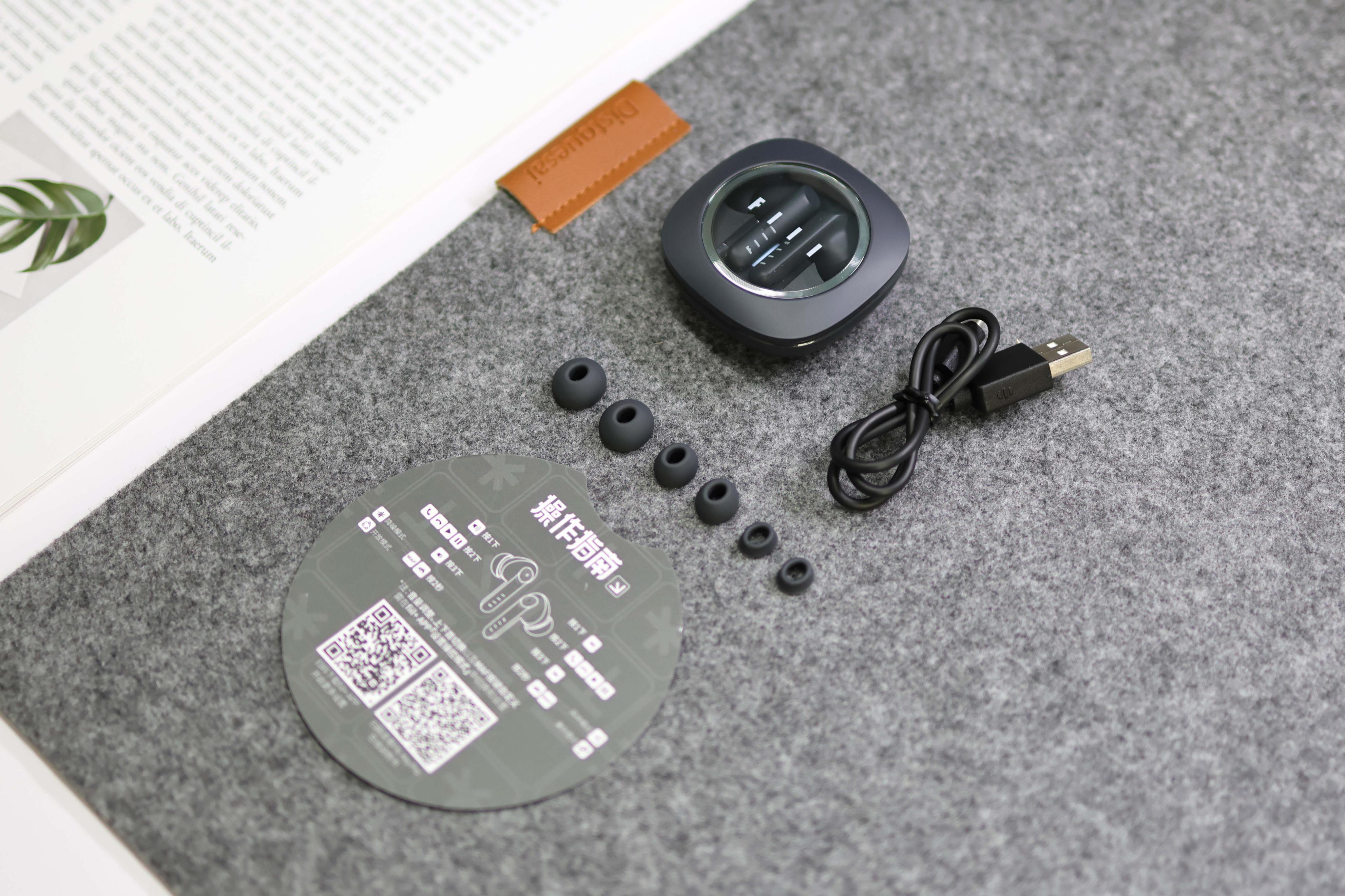One pair of earphones can be worn in two ways, and there is also cloud ...