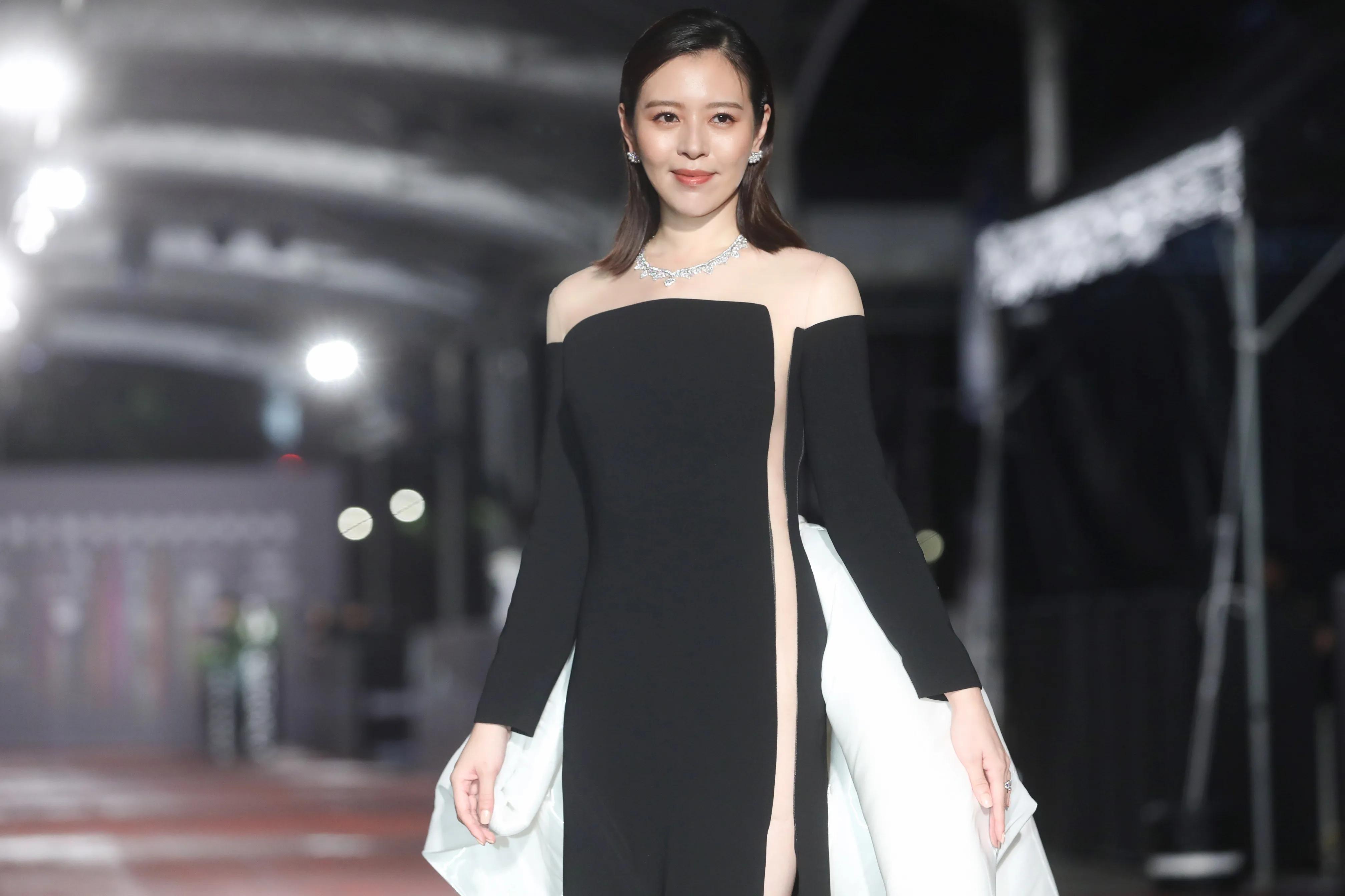 Liu Pinyan's red carpet styling exposure - iNEWS
