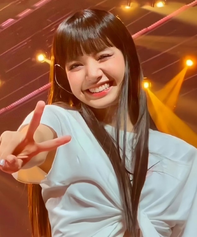 The reason and impact of Lisa crying at the concert - iMedia