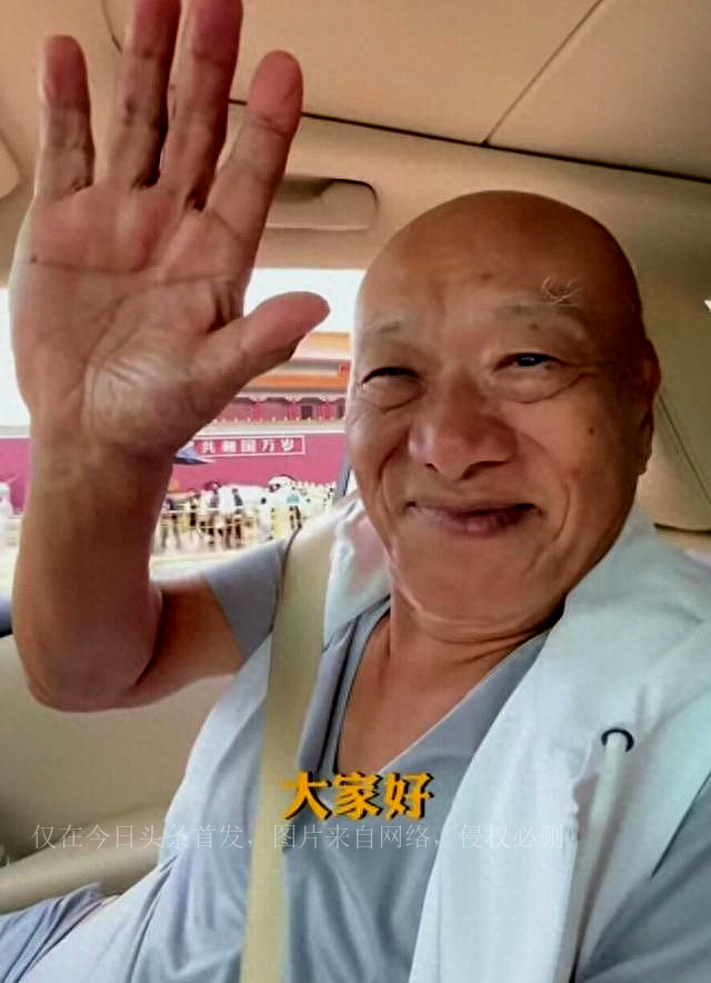 Ling Feng returned to Beijing after ten years, smiling and waving with many emotions, but he had ...
