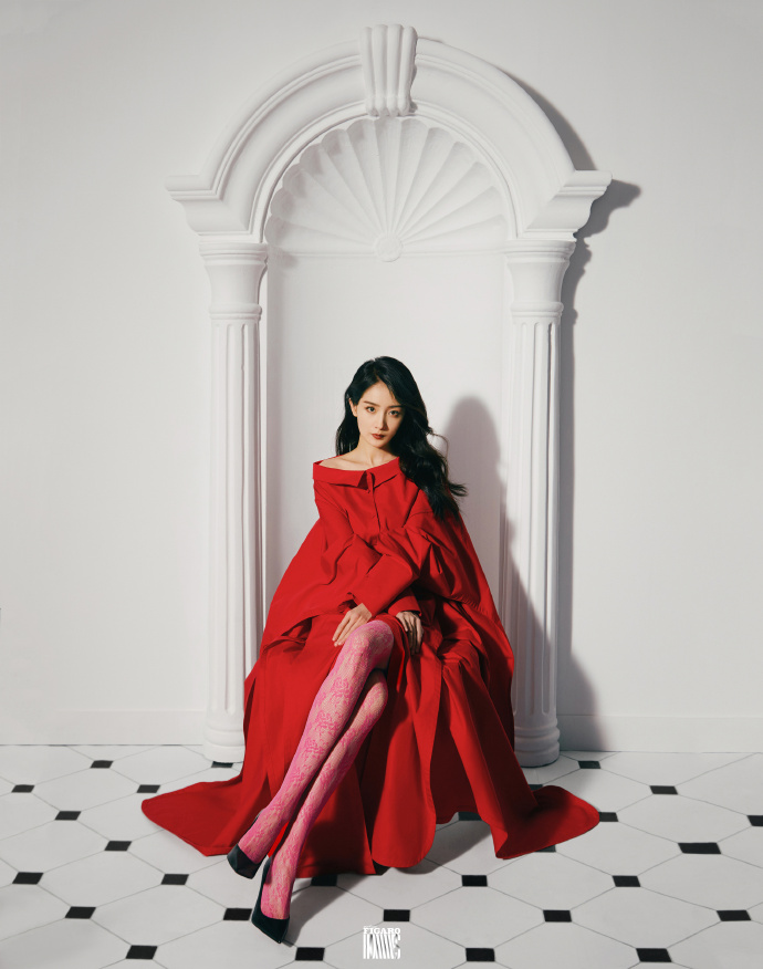 Yang Mi's cover of "Men Figaro", the tube top mermaid skirt is uneven ...